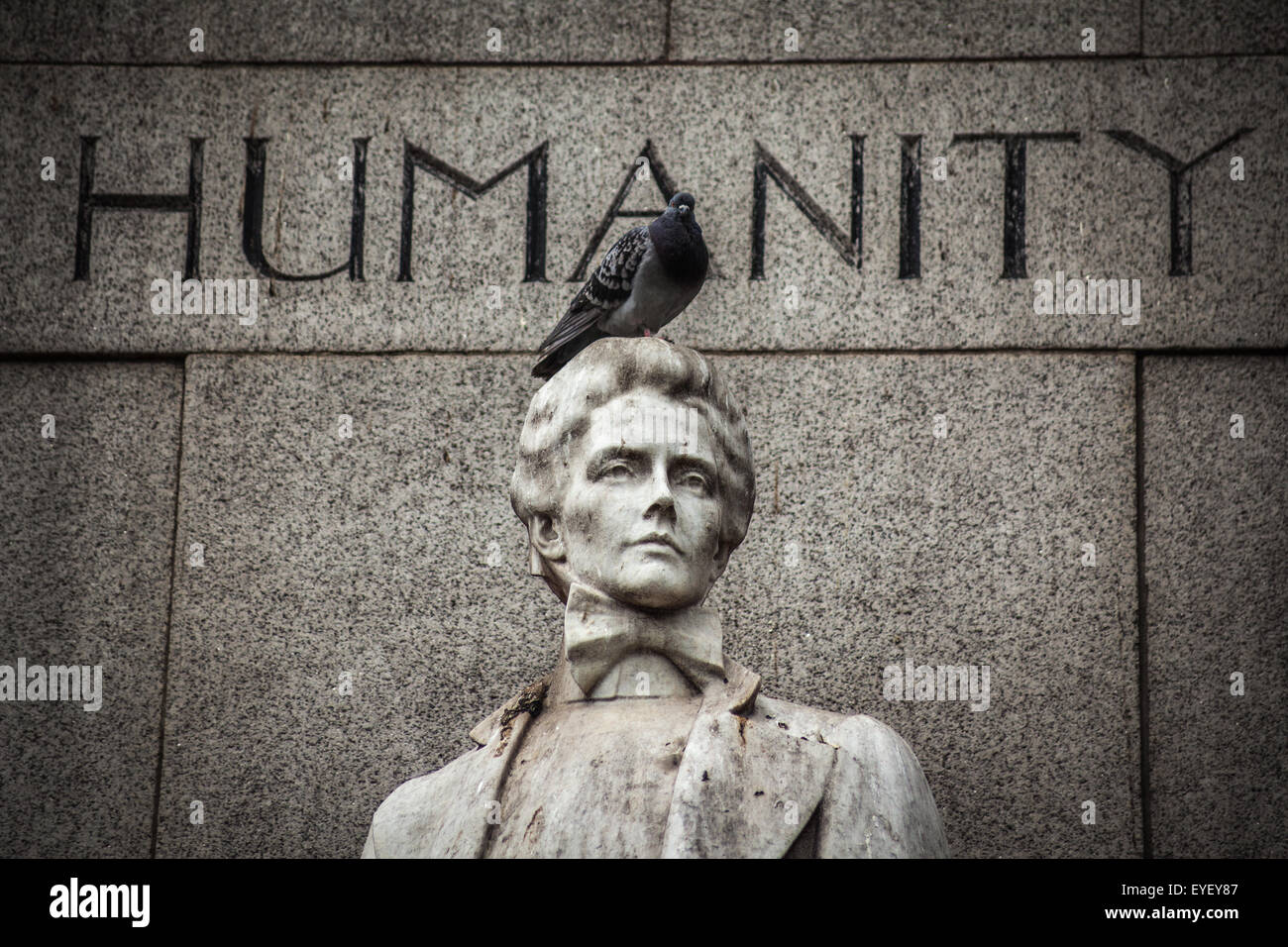 Edith Cavell Memorial Stock Photo - Alamy
