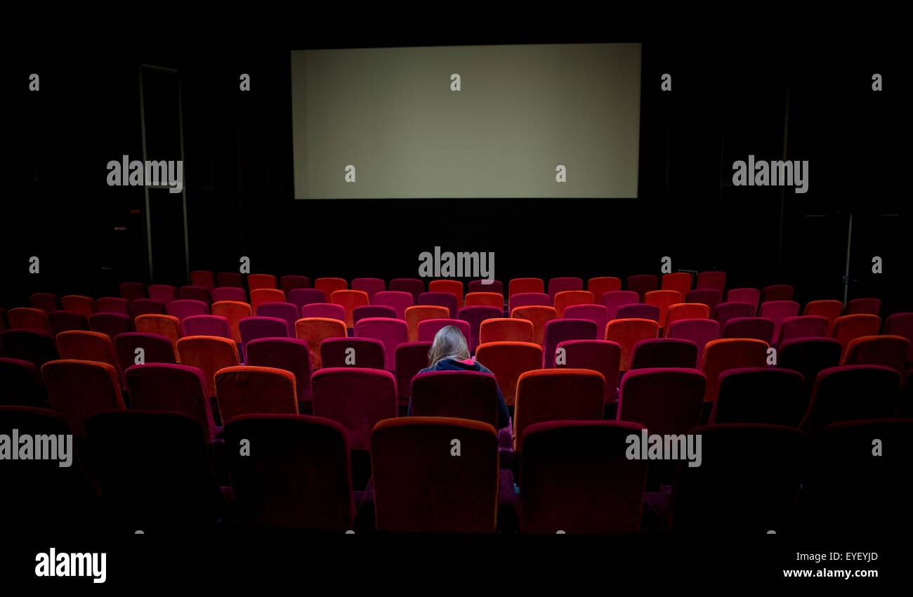 A spectator in her feelings stays in the cinema after the end of the ...