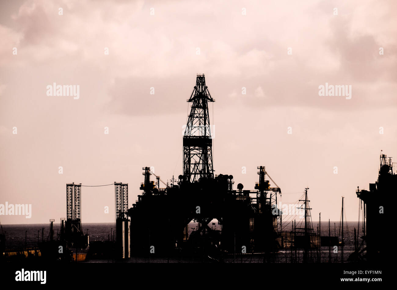 Oil Drilling Rig Silhouette Stock Photo - Alamy