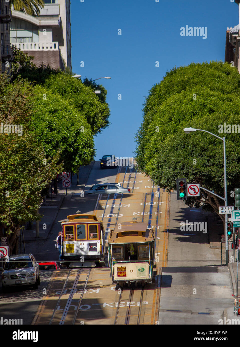 Cable cars on the Powell Mason line climbing Powell St in San Francisco ...