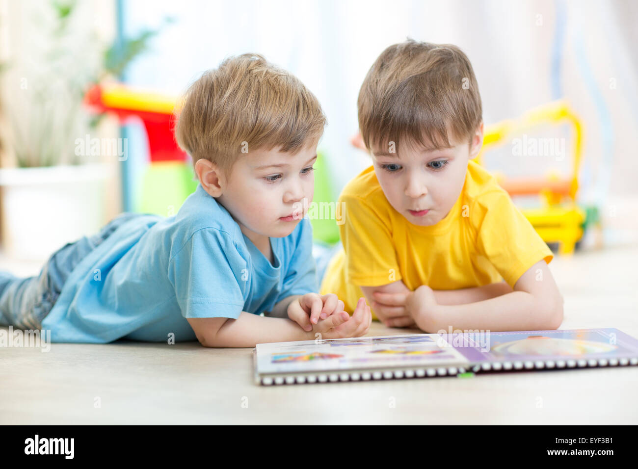 Chil reading book hi-res stock photography and images - Alamy