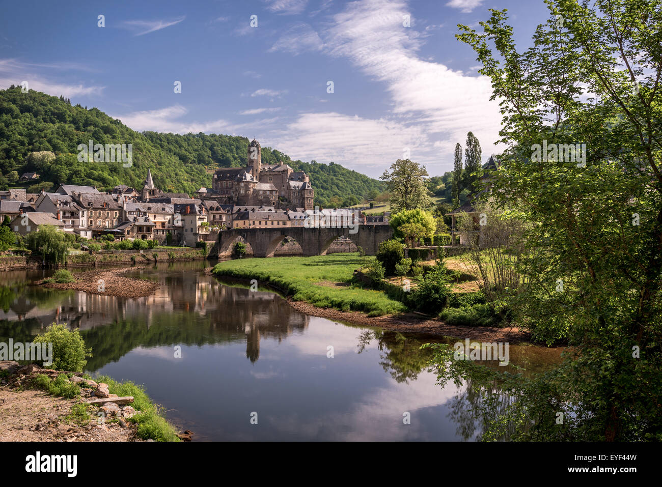 River Lot, Chateau and Bridge at Estaing, France Stock Photo - Alamy