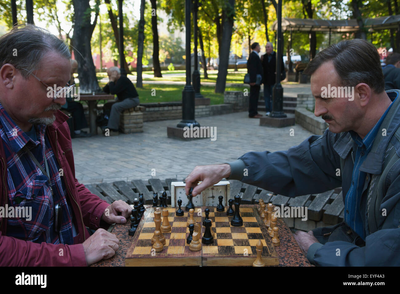 Men playing chess in Shevchenko Park; Kiev, Ukraine Stock Photo - Alamy