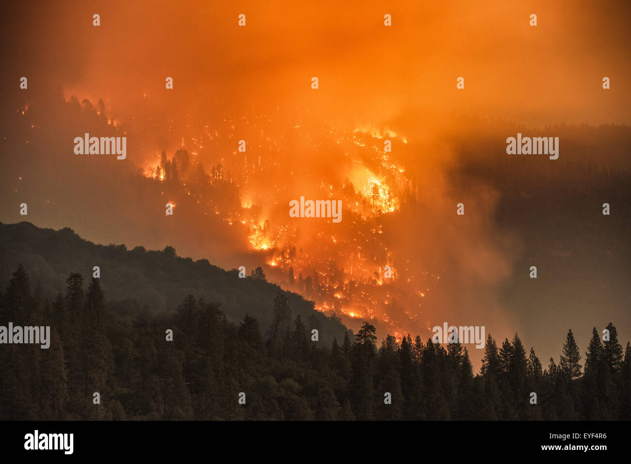 July 27, 2015 - Oakhurst/North Fork, CA, USA - The Willow Fire burns in ...
