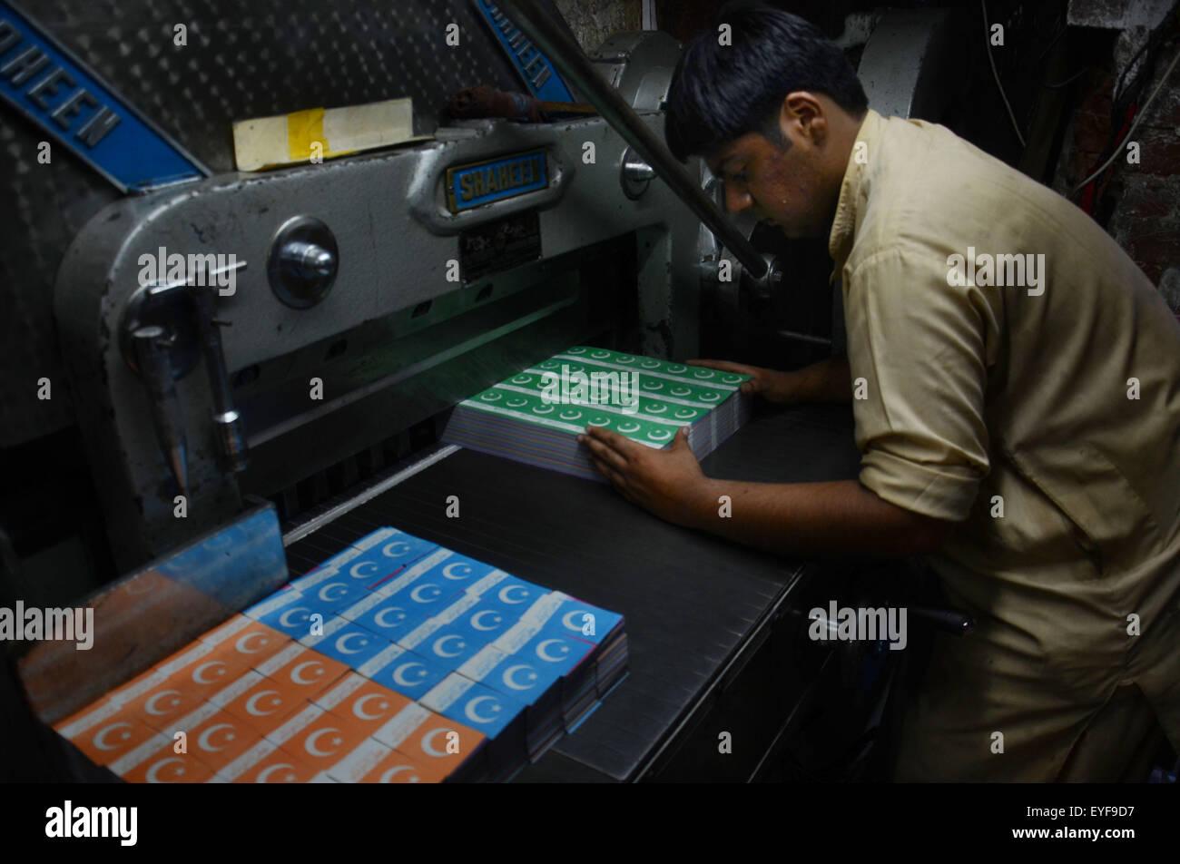 Lahore, Pakistan. 28th July, 2015. Pakistani workers busy in printing ...
