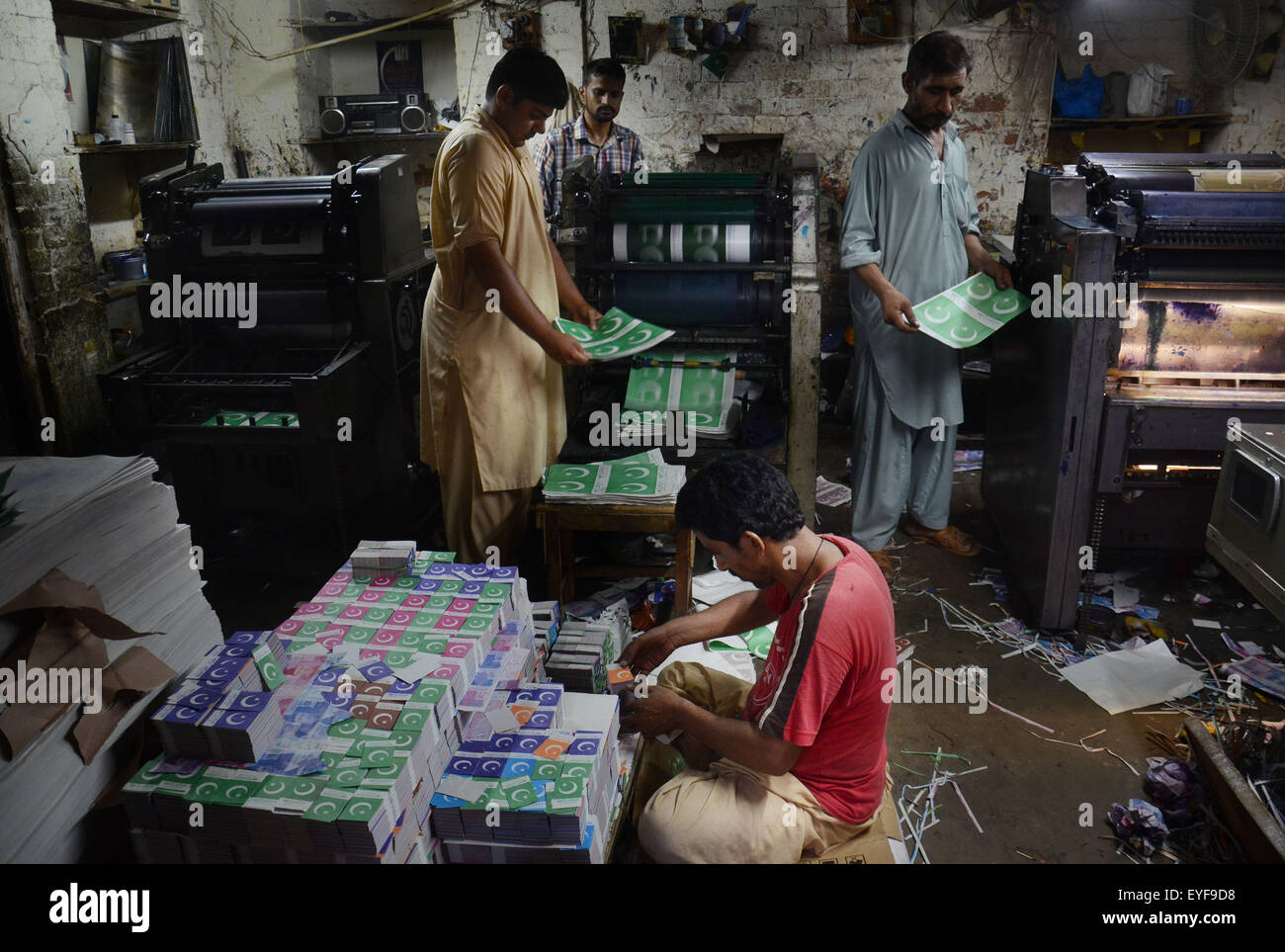 Lahore, Pakistan. 28th July, 2015. Pakistani workers busy in printing ...
