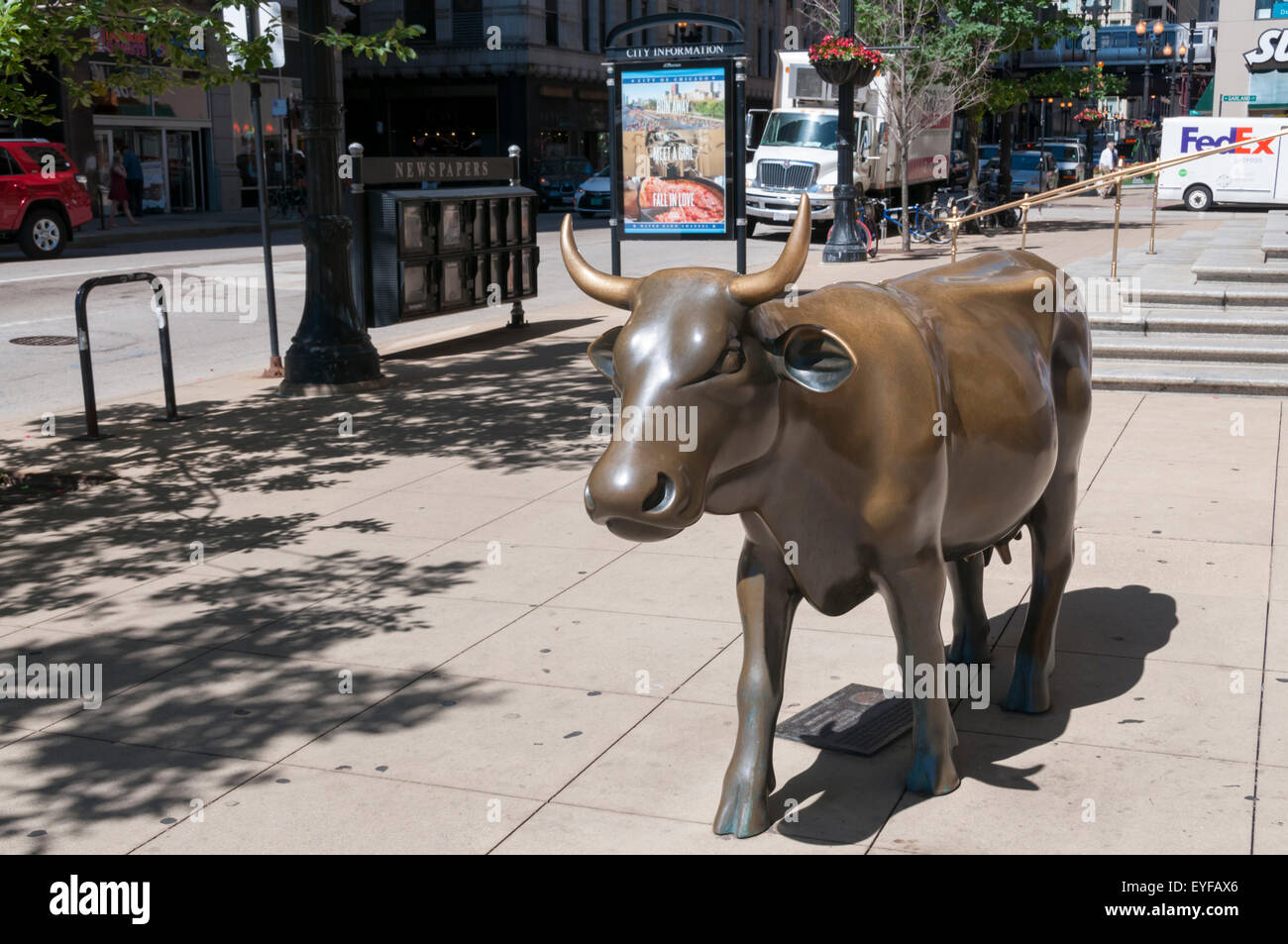 Bronze cow commemorating Chicago's Cow Parade. SEE DESCRIPTION FOR ...