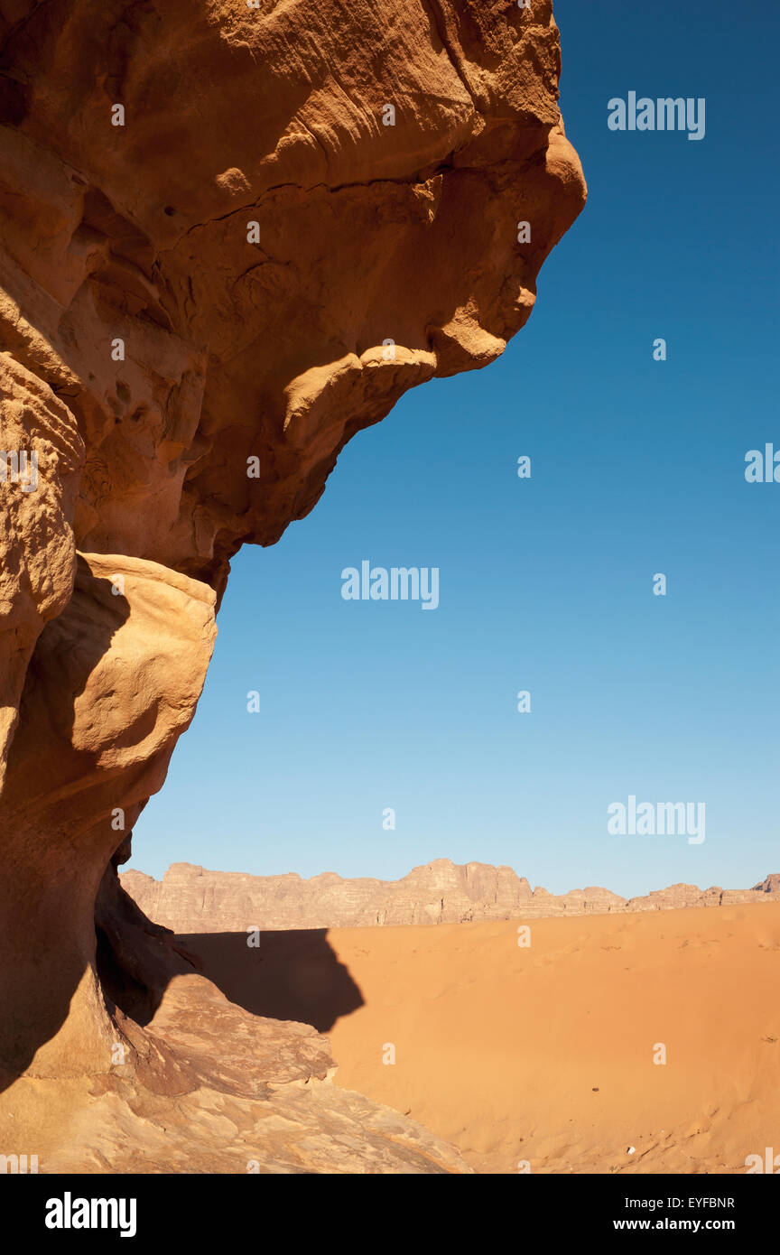 Desert with mountain range in background; Jordan Stock Photo - Alamy