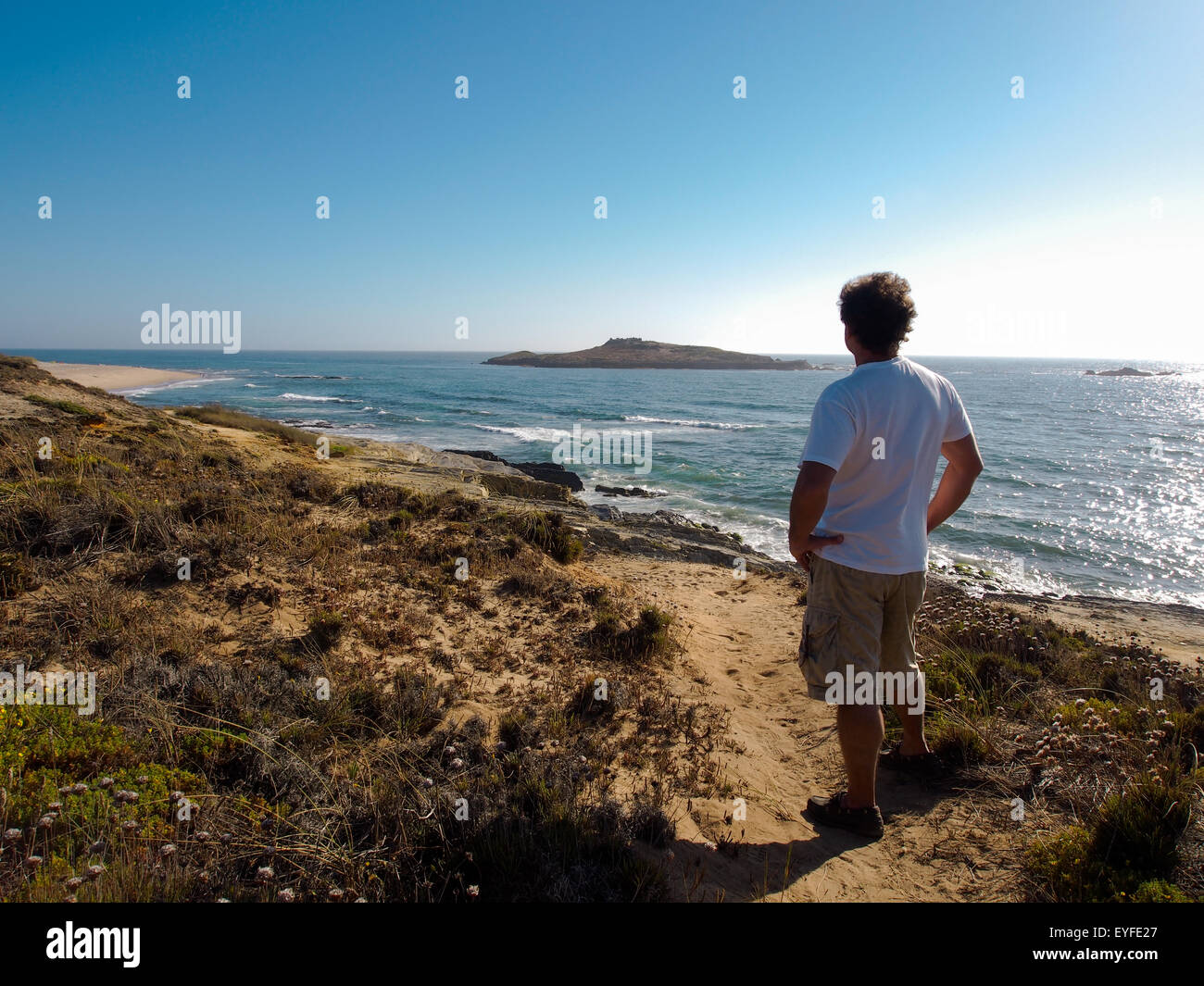 Man hiking looking at view hi-res stock photography and images - Alamy