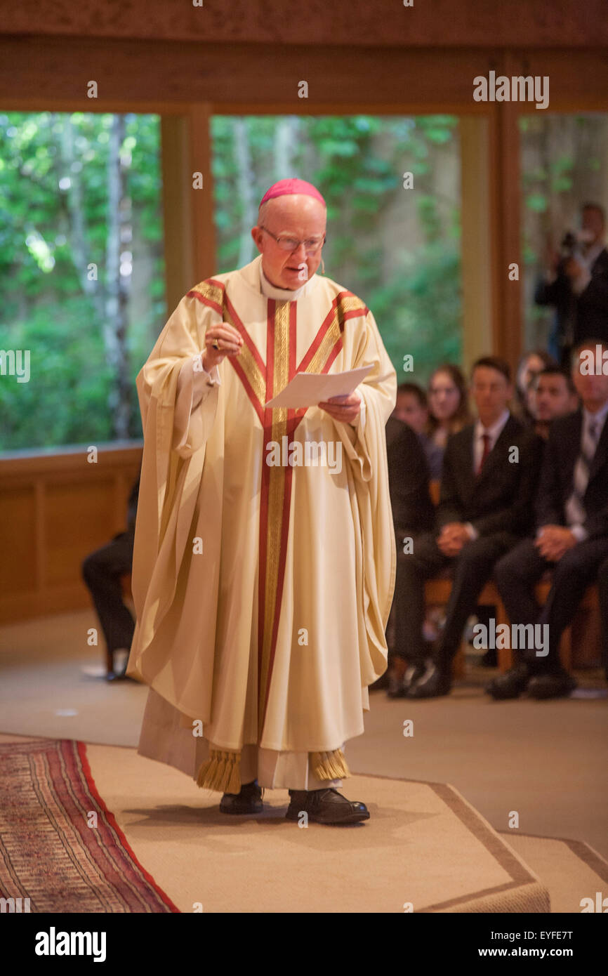 Catholic confirmation bishop hi-res stock photography and images - Alamy