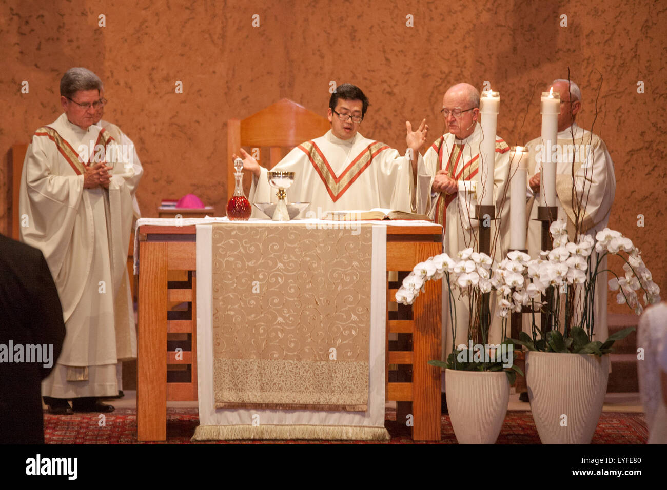 Catholic priest celebrating mass altar hi-res stock photography and ...