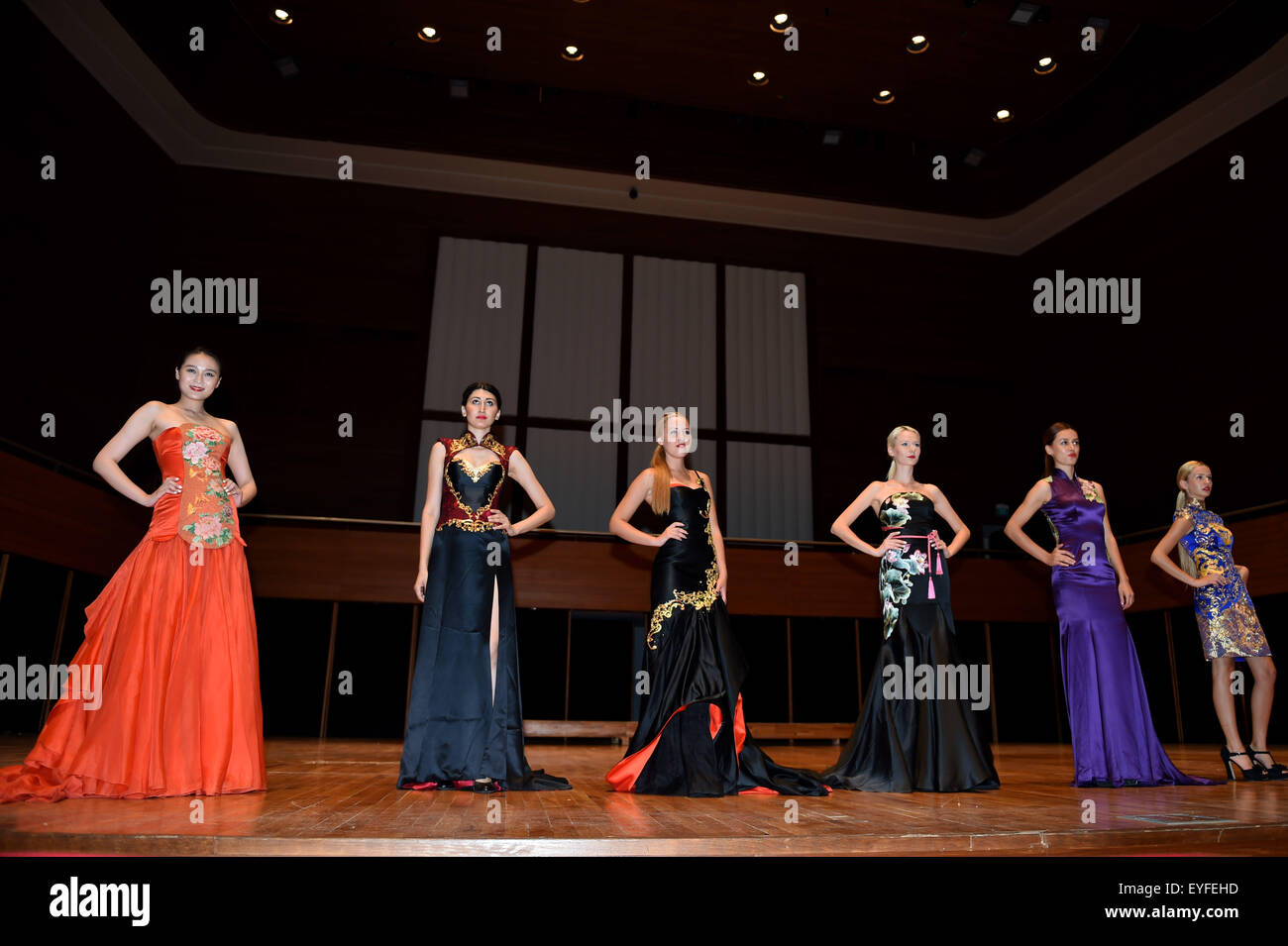 (150728) -- IZMIR, July 28, 2015(Xinhua) -- Models display Chinese ...