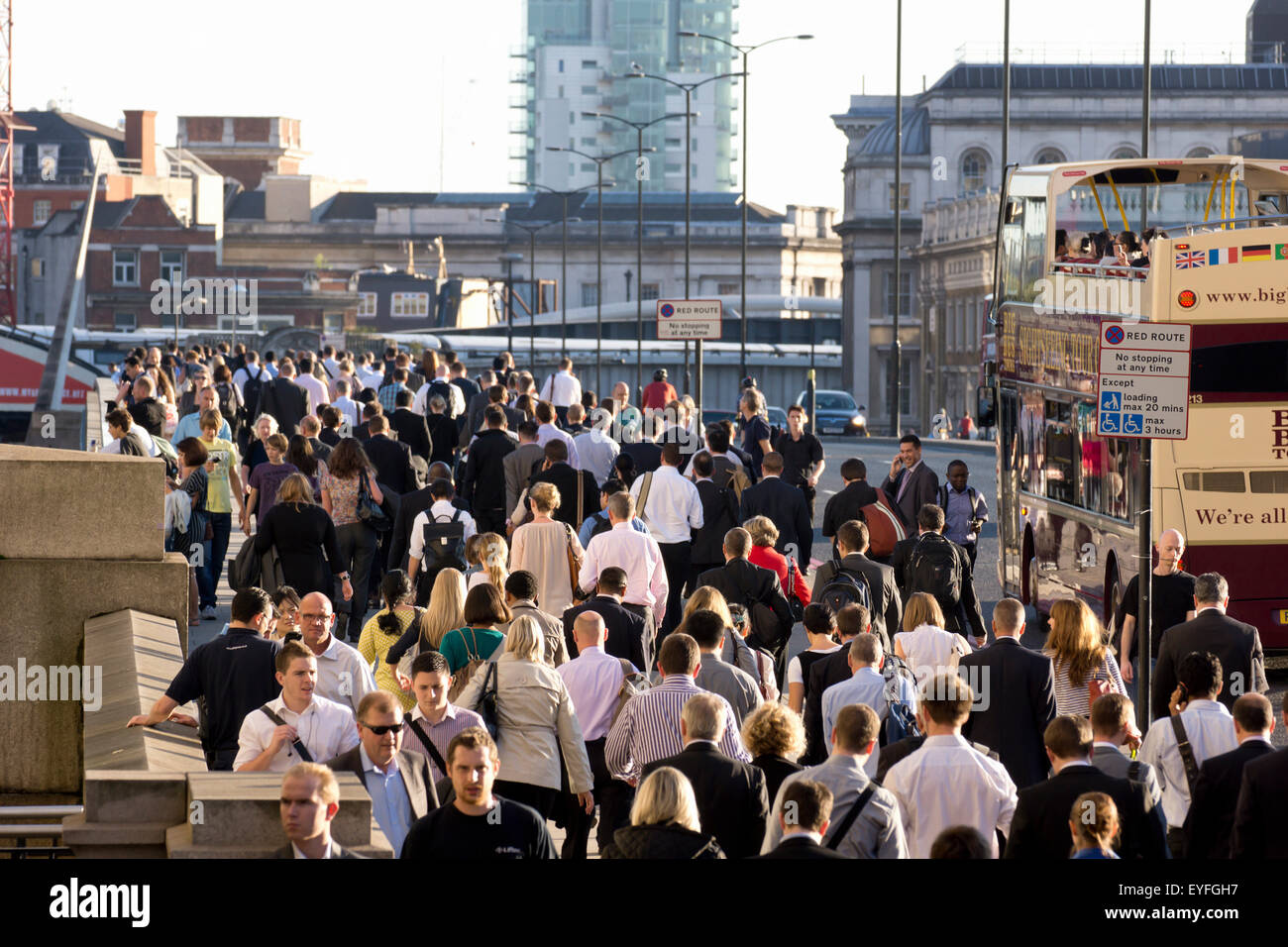 London bustle hi-res stock photography and images - Alamy