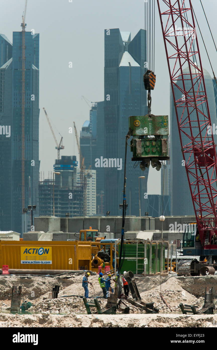 Construction worker qatar hi-res stock photography and images - Alamy