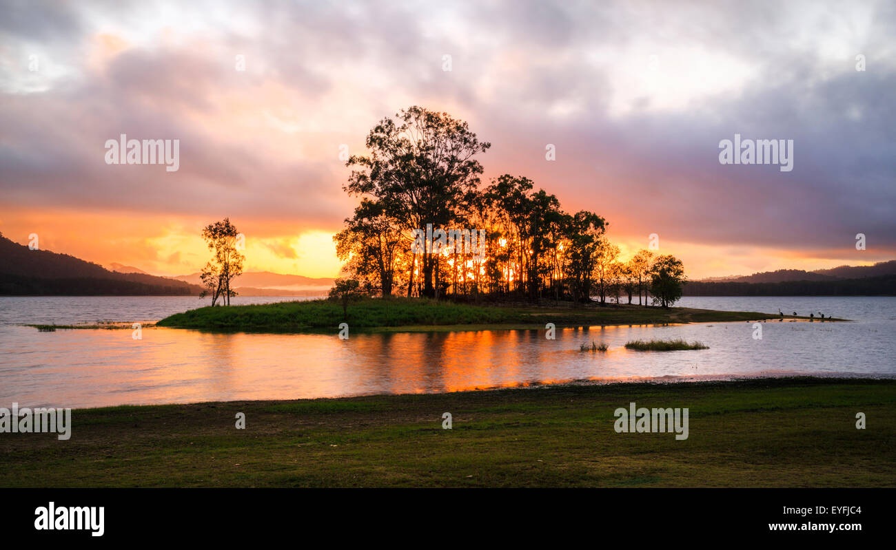 Lake Tinaroo Dam at sunrise. Atherton Tableland, Far North Queensland ...