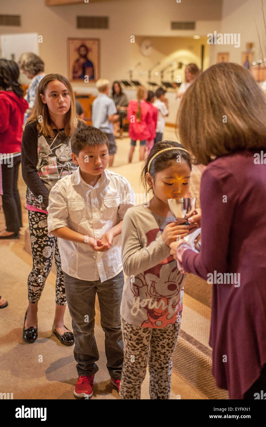 People receiving communion hi-res stock photography and images - Alamy