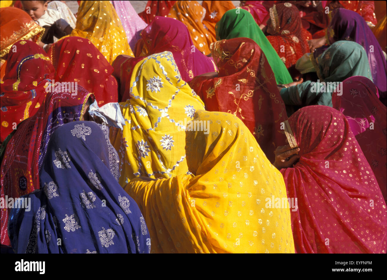 Women wearing shawls hi-res stock photography and images - Alamy