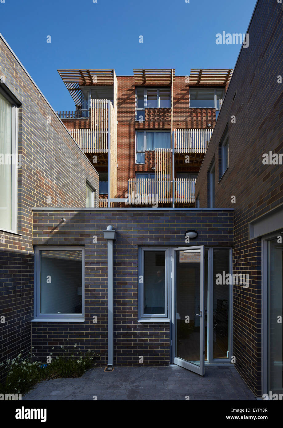 Courtyard house terrace with apartment block beyond. Peabody Trust ...