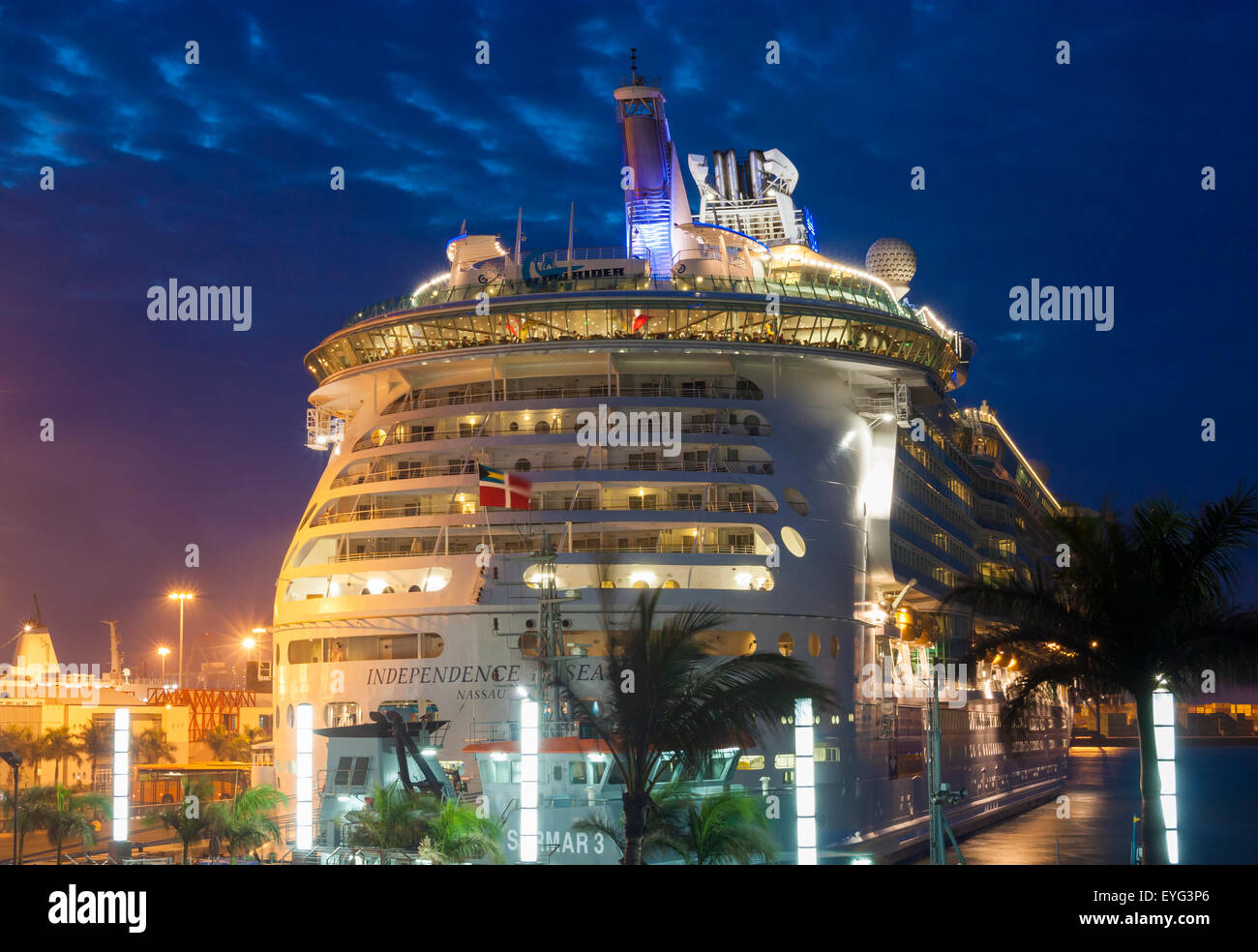Cruise ship Independence of the Seas in Las Palmas port, Gran Canaria ...