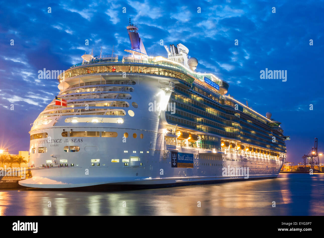 Cruise ship Independence of the Seas in Las Palmas port, Gran Canaria ...
