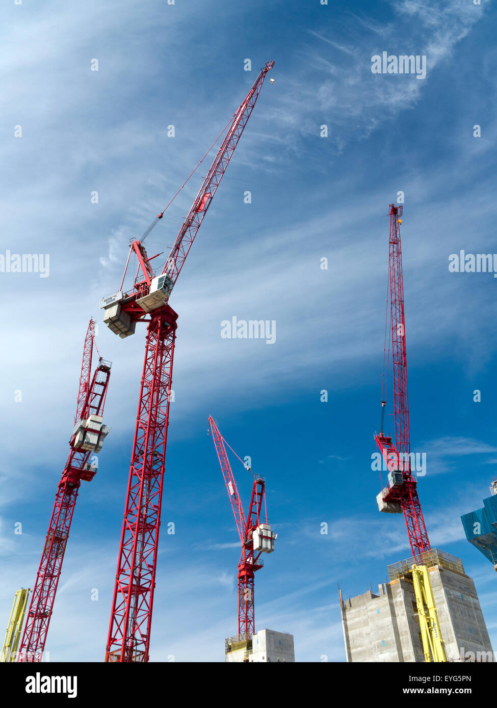 Mobile cranes lifting hi-res stock photography and images - Alamy