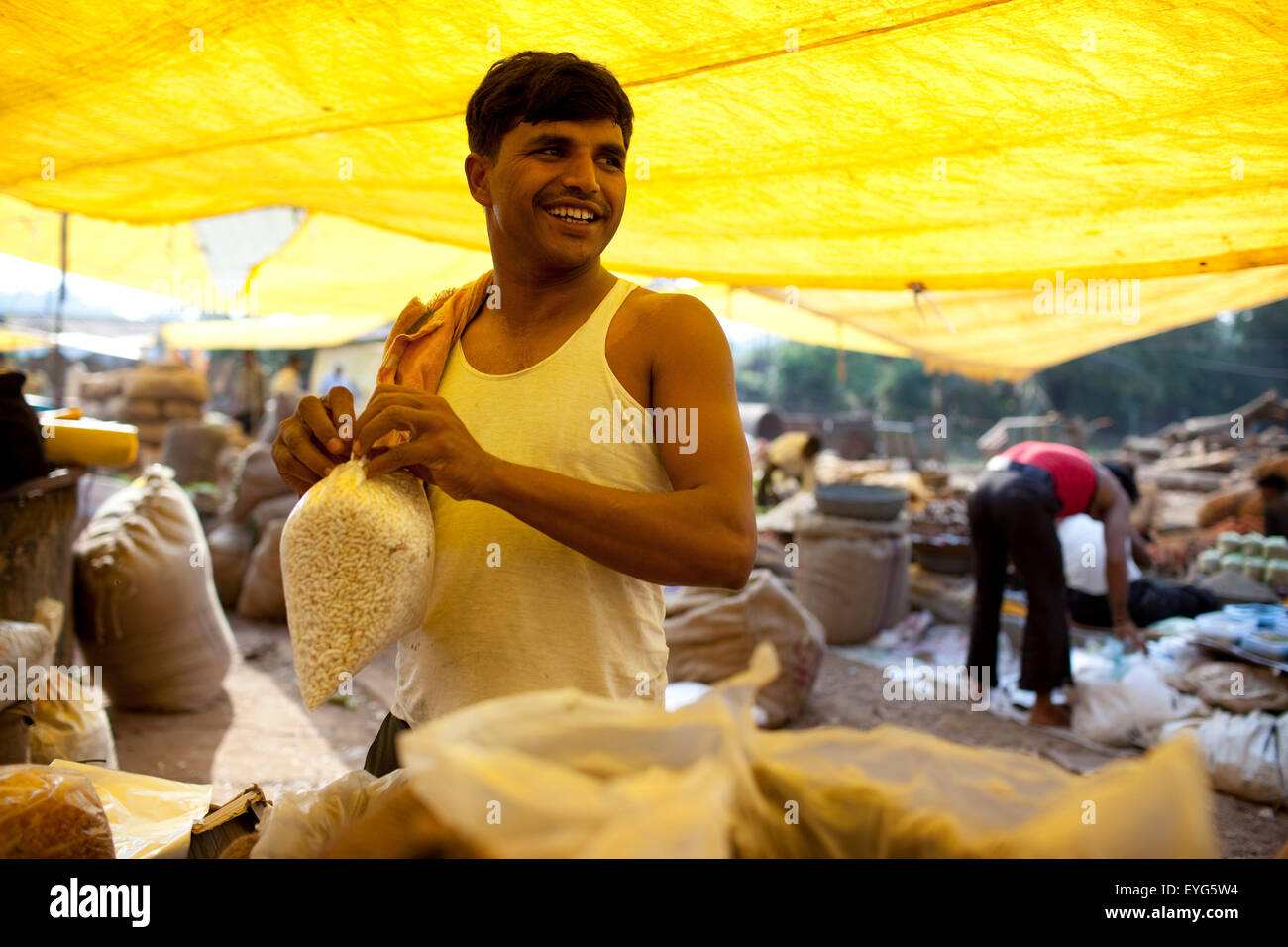 Vendor bags produce, Chaudi Market, Chaudi, Goa, India Stock Photo - Alamy