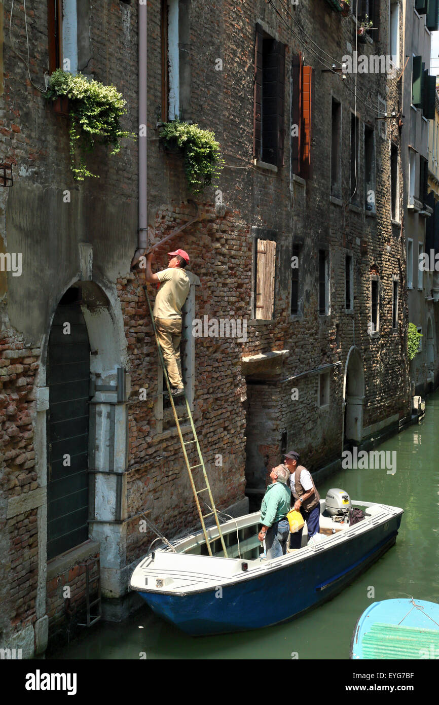 Boat under repair hi-res stock photography and images - Alamy