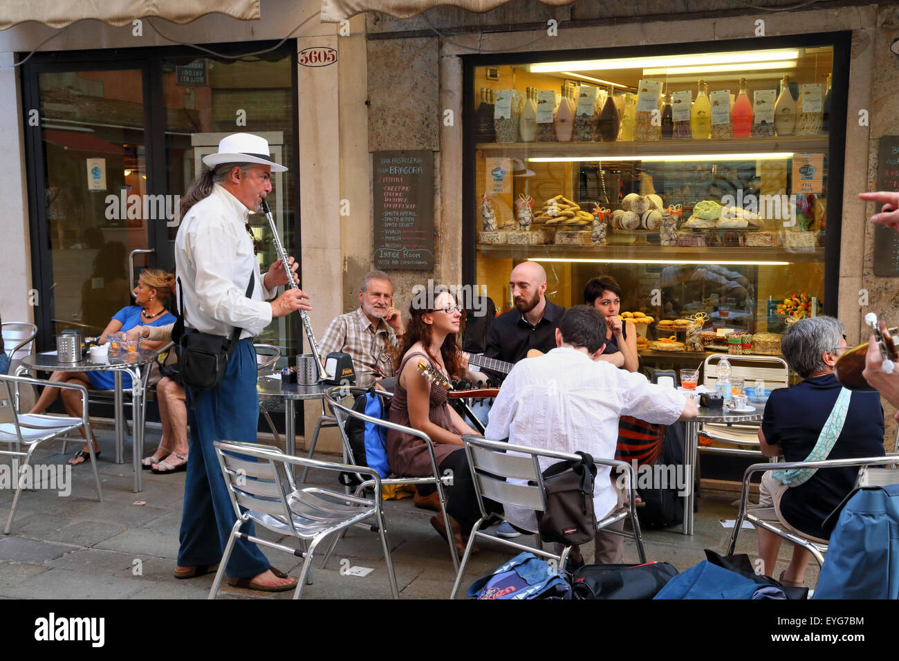 Busker musicians hi-res stock photography and images - Alamy