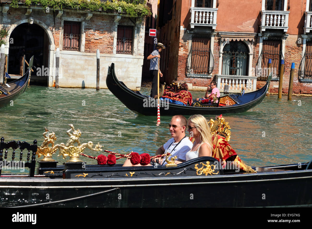 Couple enjoys gondola ride in Venice Stock Photo - Alamy