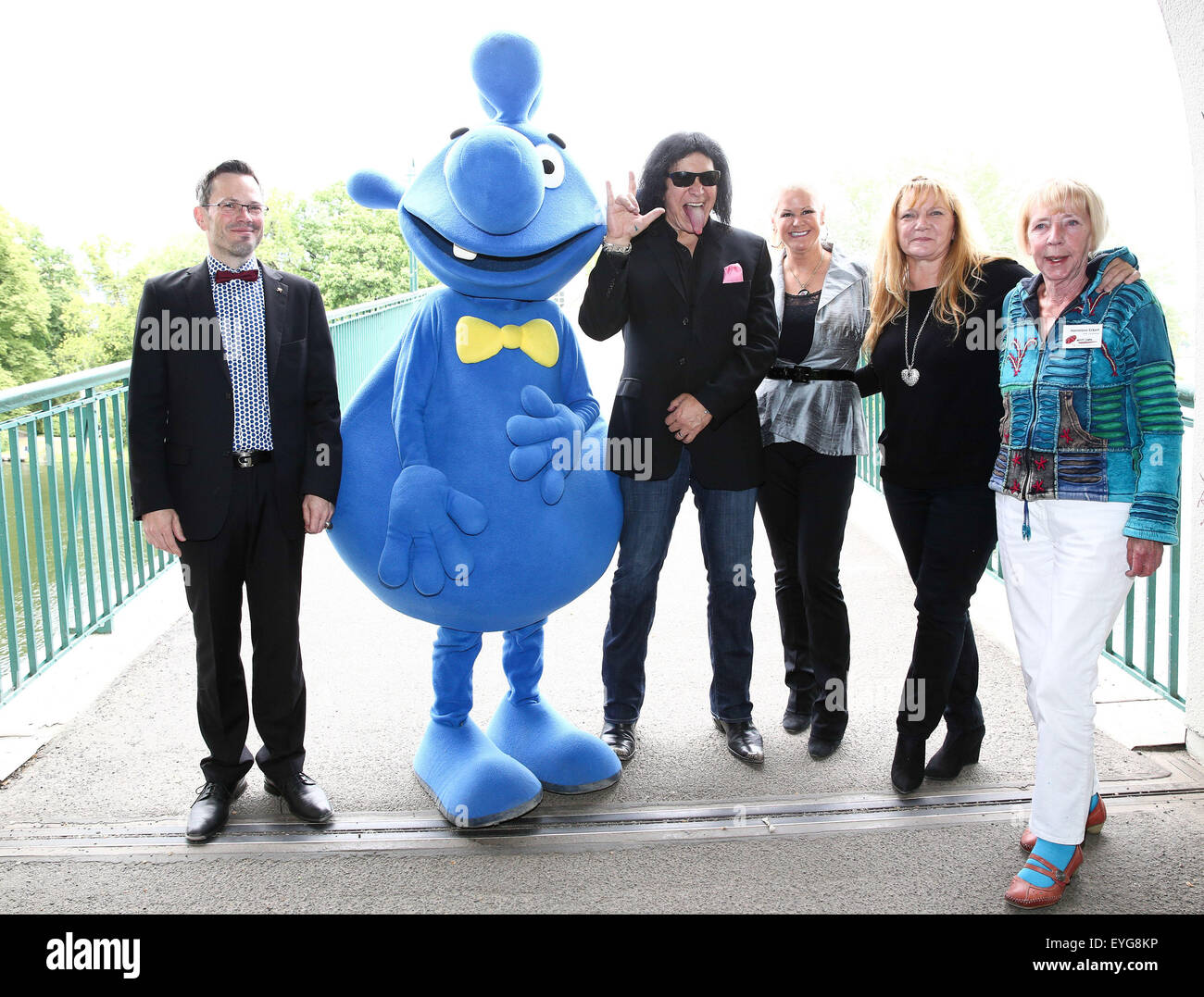 Gene Simmons visits the Bridge of Hearts with Matt Lamb's daughter ...