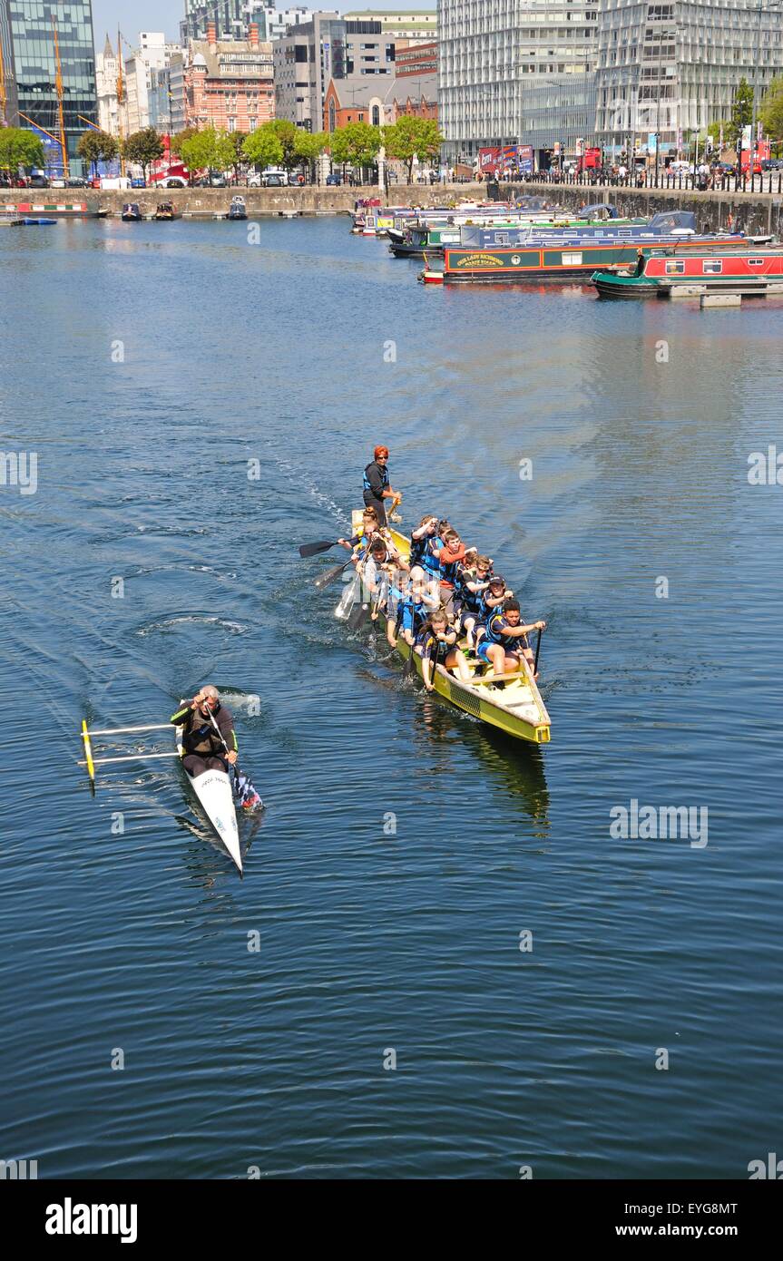 Children rowing in Salthouse Dock with narrowboats to the rear ...