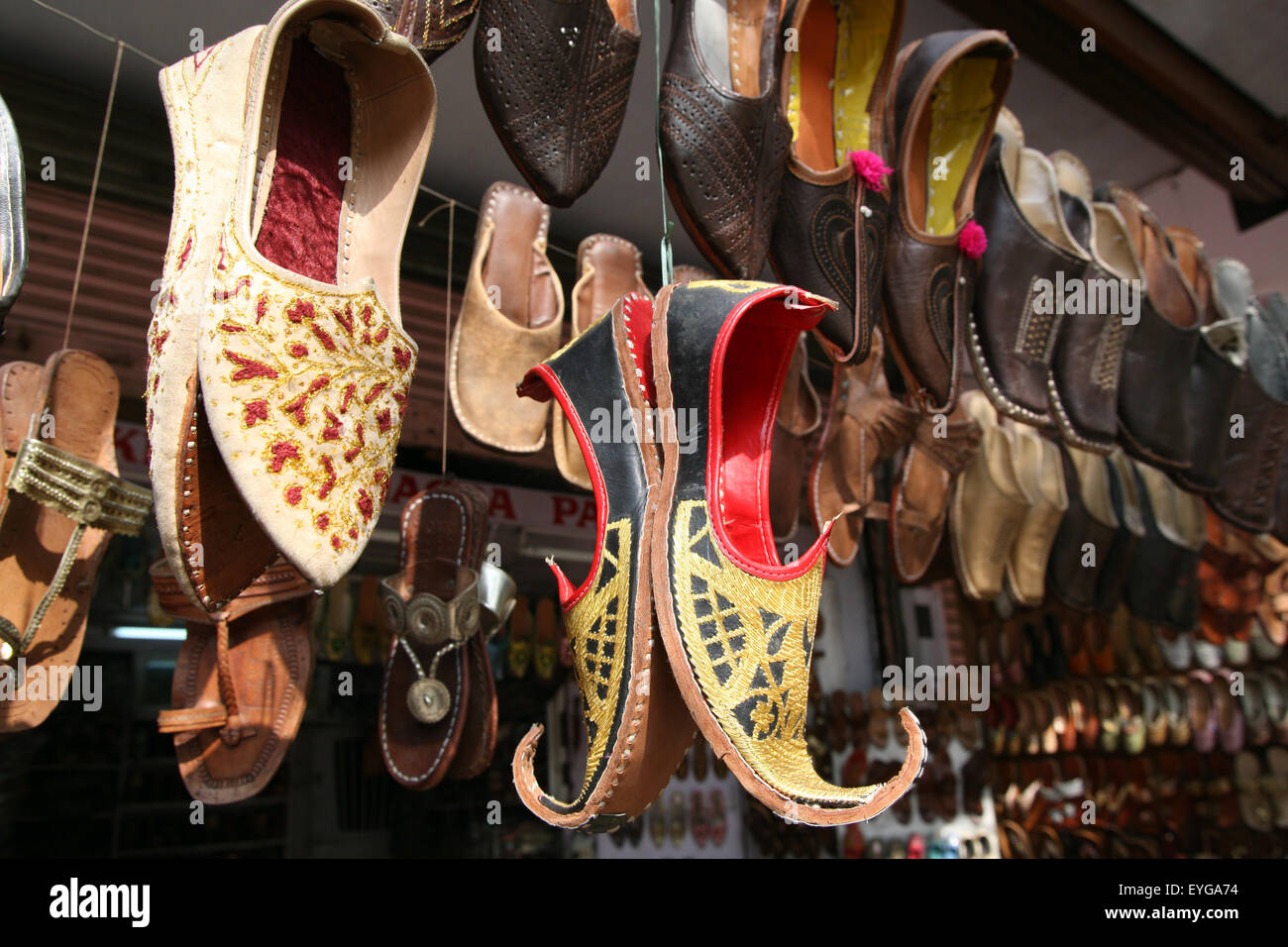Indian slipper stall hi-res stock photography and images - Alamy