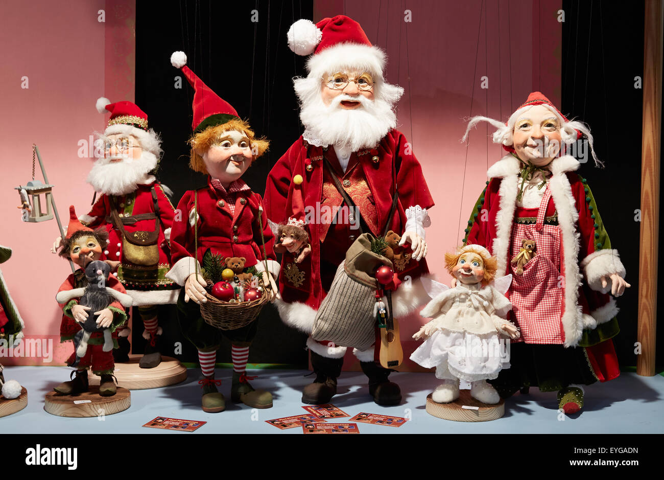 Frankfurt, Germany, company Maxi puppets at the fair Christmasworld ...