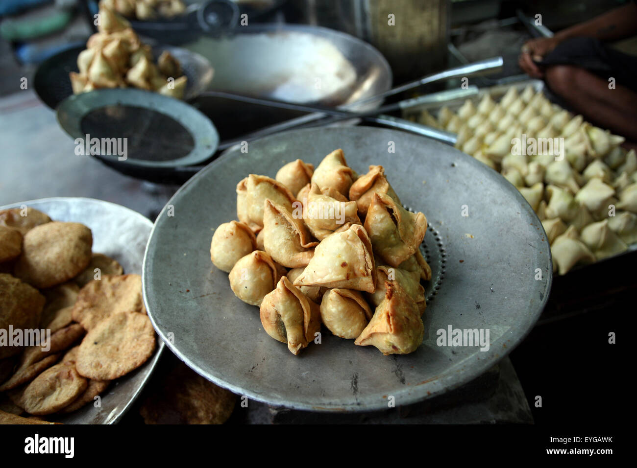 Samosa in plate hi-res stock photography and images - Alamy