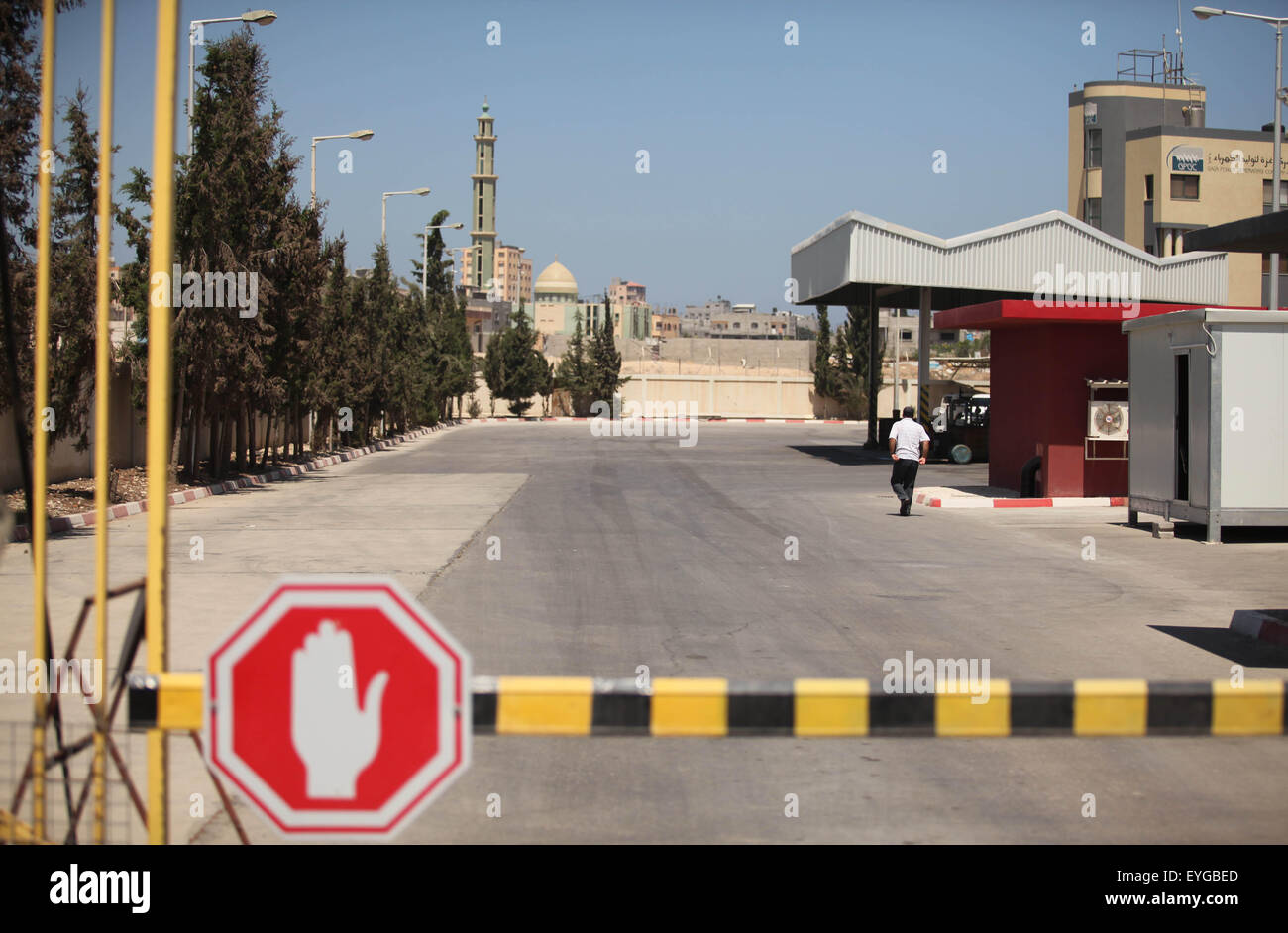Gaza City, Gaza Strip, Palestinian Territory. 29th July, 2015. workers ...