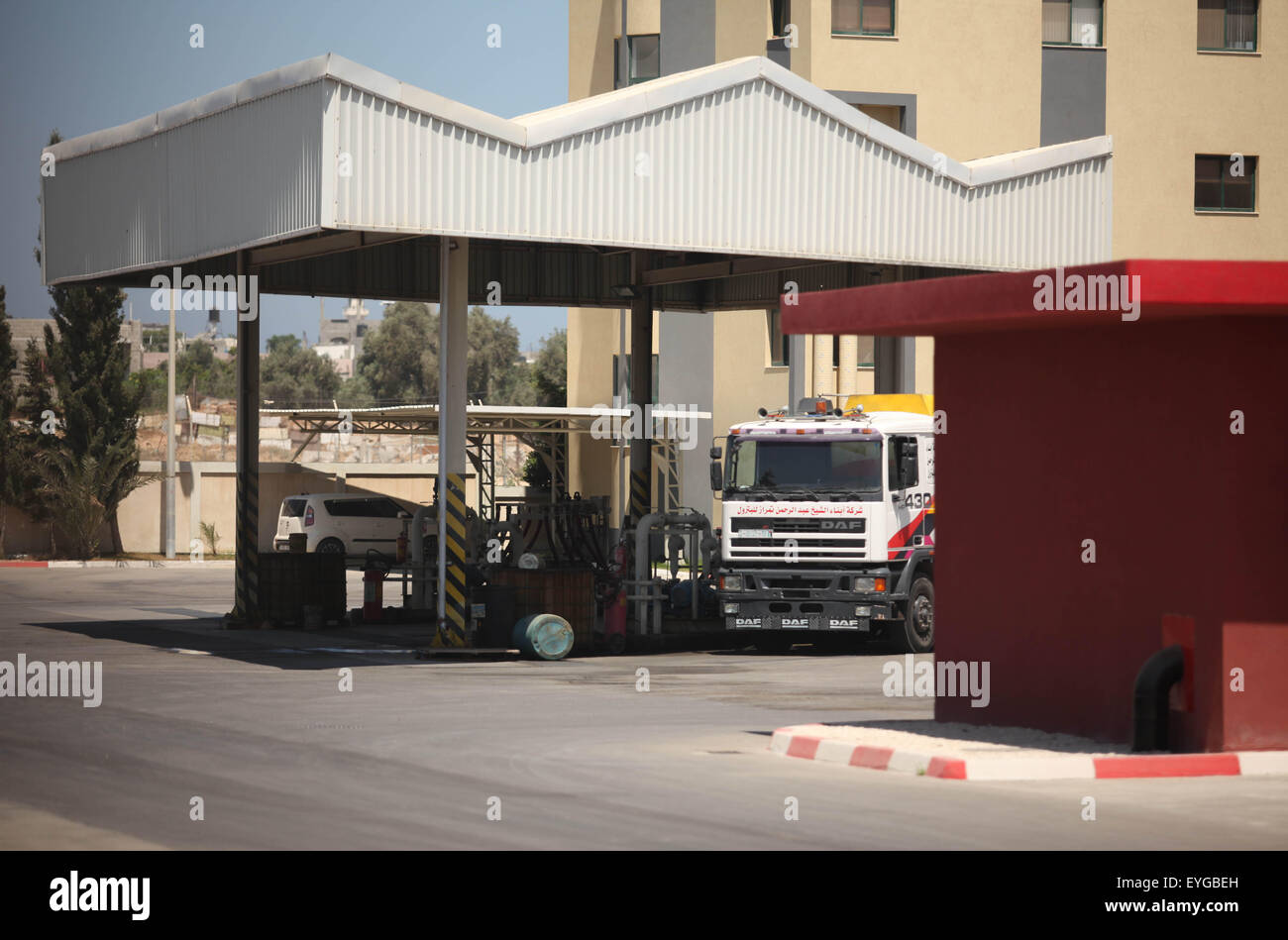 Gaza City, Gaza Strip, Palestinian Territory. 29th July, 2015. A fuel ...