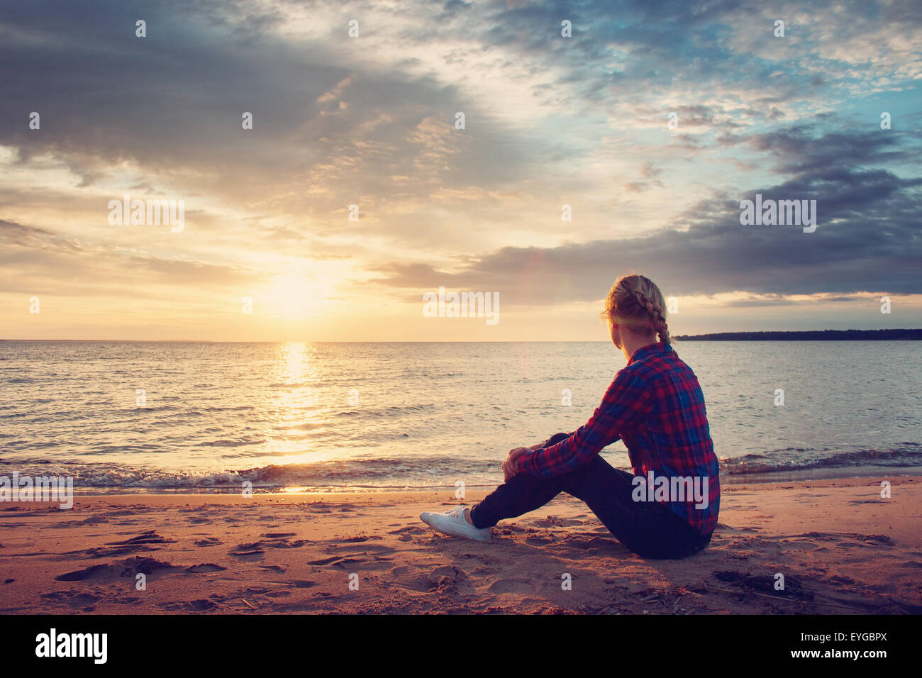 Woman sunset nature hi-res stock photography and images - Alamy