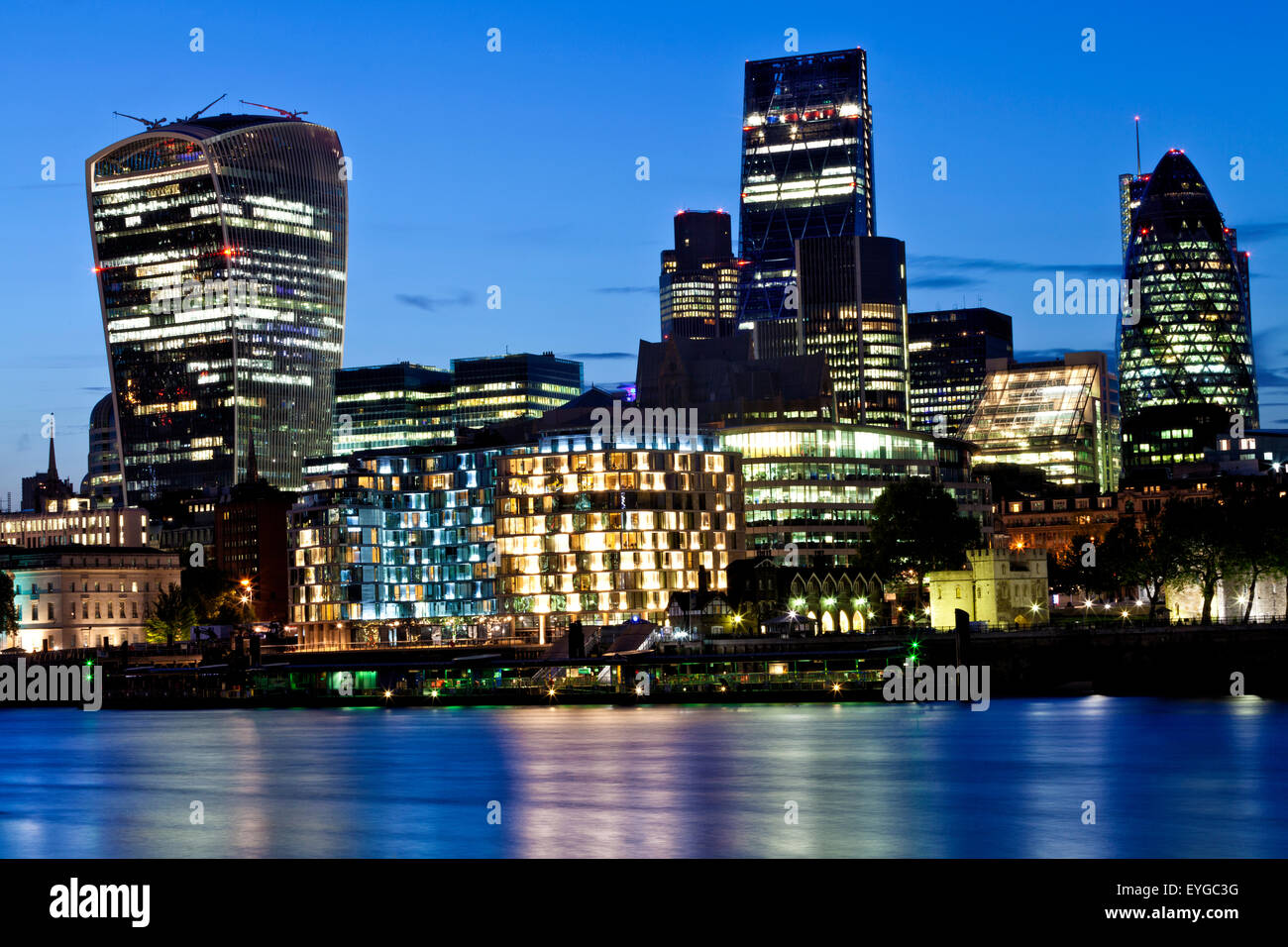 London skyline night lights hi-res stock photography and images - Alamy