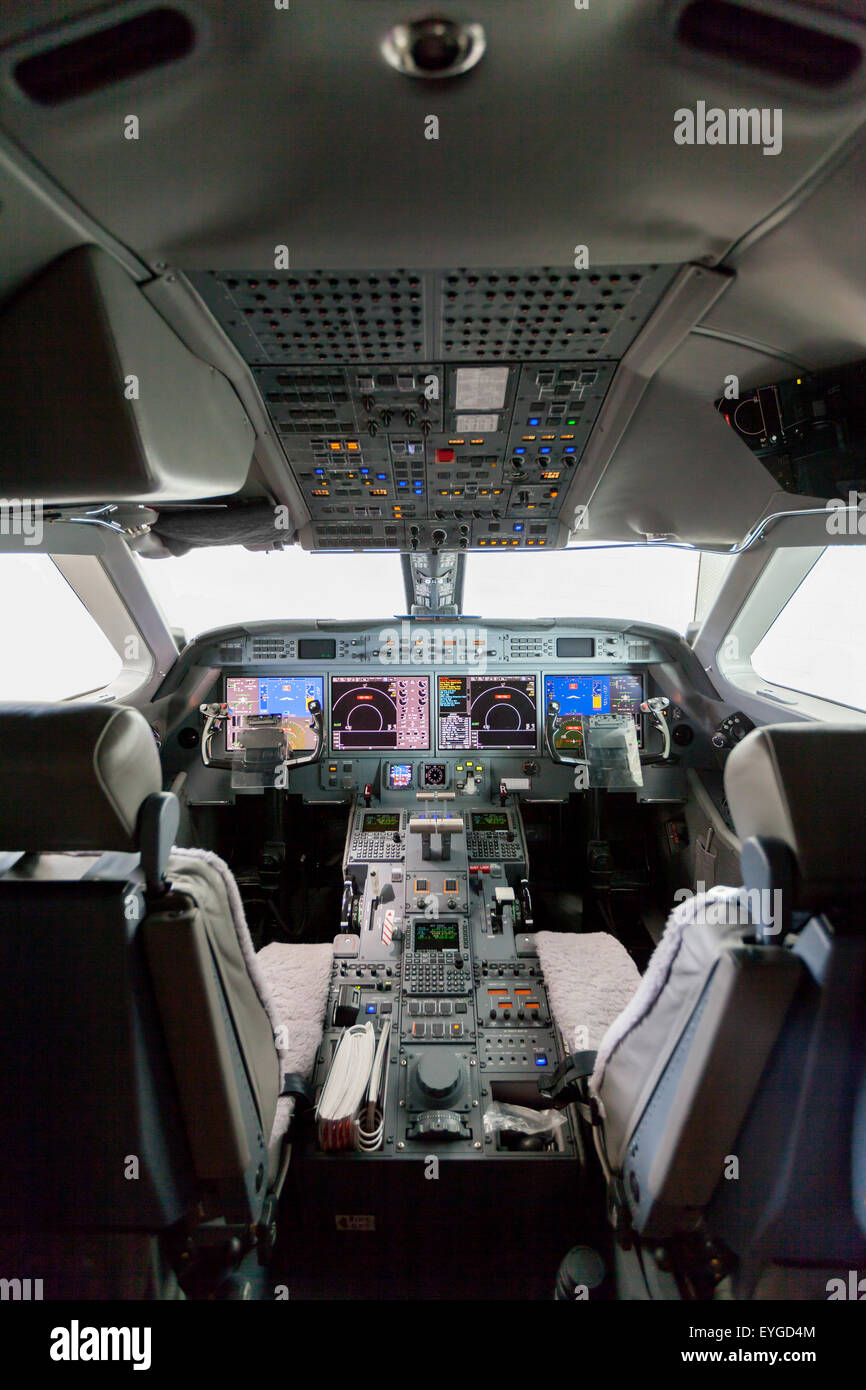 Airliner cockpit hi-res stock photography and images - Alamy