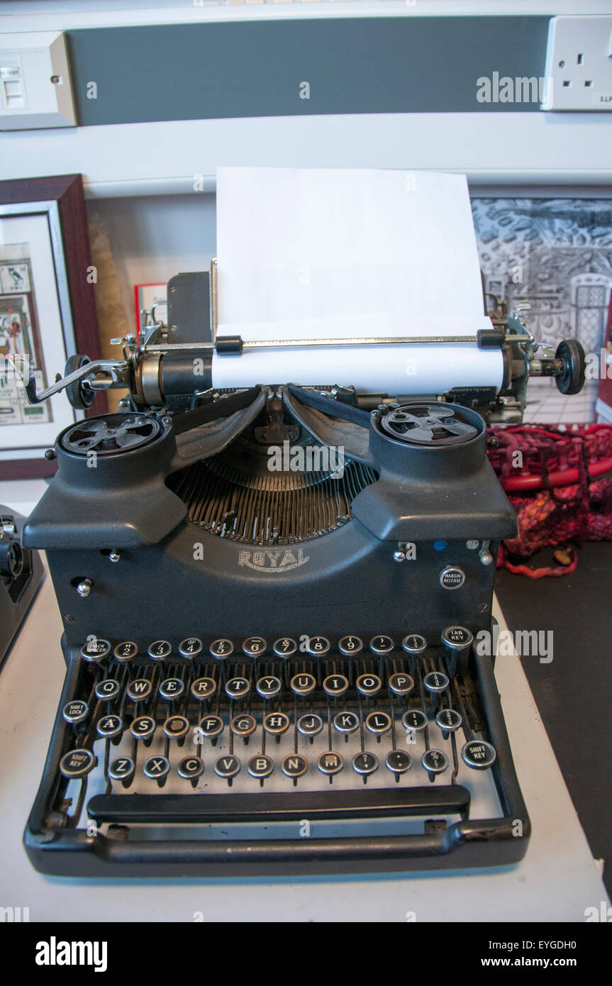 Royal typewriter hi-res stock photography and images - Alamy