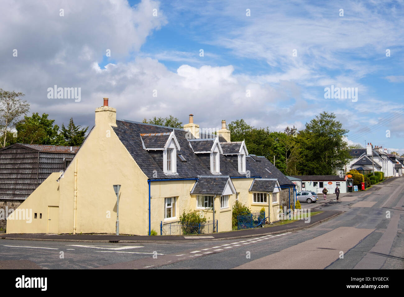 Cottages on A849 main road through old Mull village of Salen, Isle of ...
