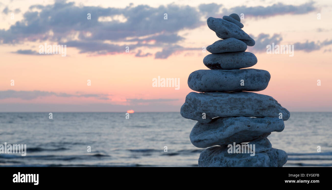 Three rocks stacked hi-res stock photography and images - Alamy