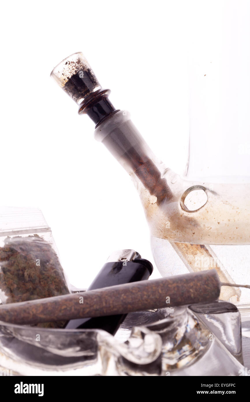 Drug paraphernalia marijuana pipe hi-res stock photography and images ...
