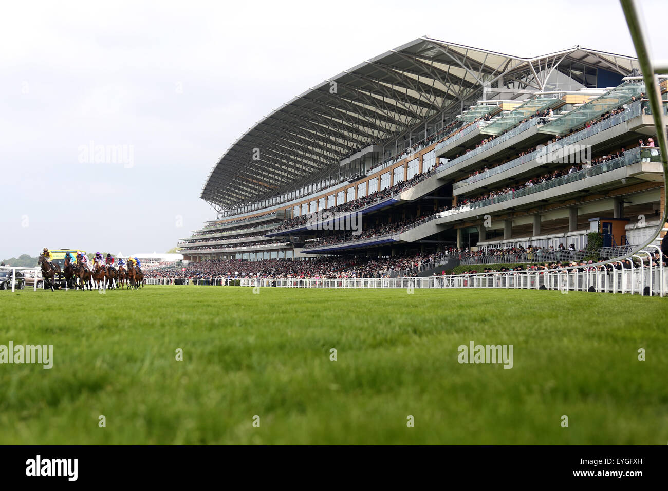 Outside ascot racecourse hi-res stock photography and images - Alamy