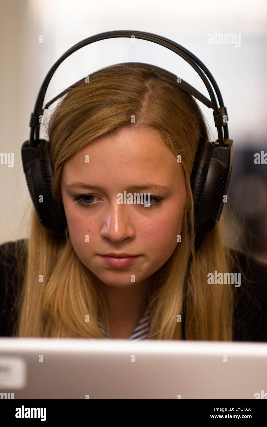 Classroom students headphones uk hi-res stock photography and images ...