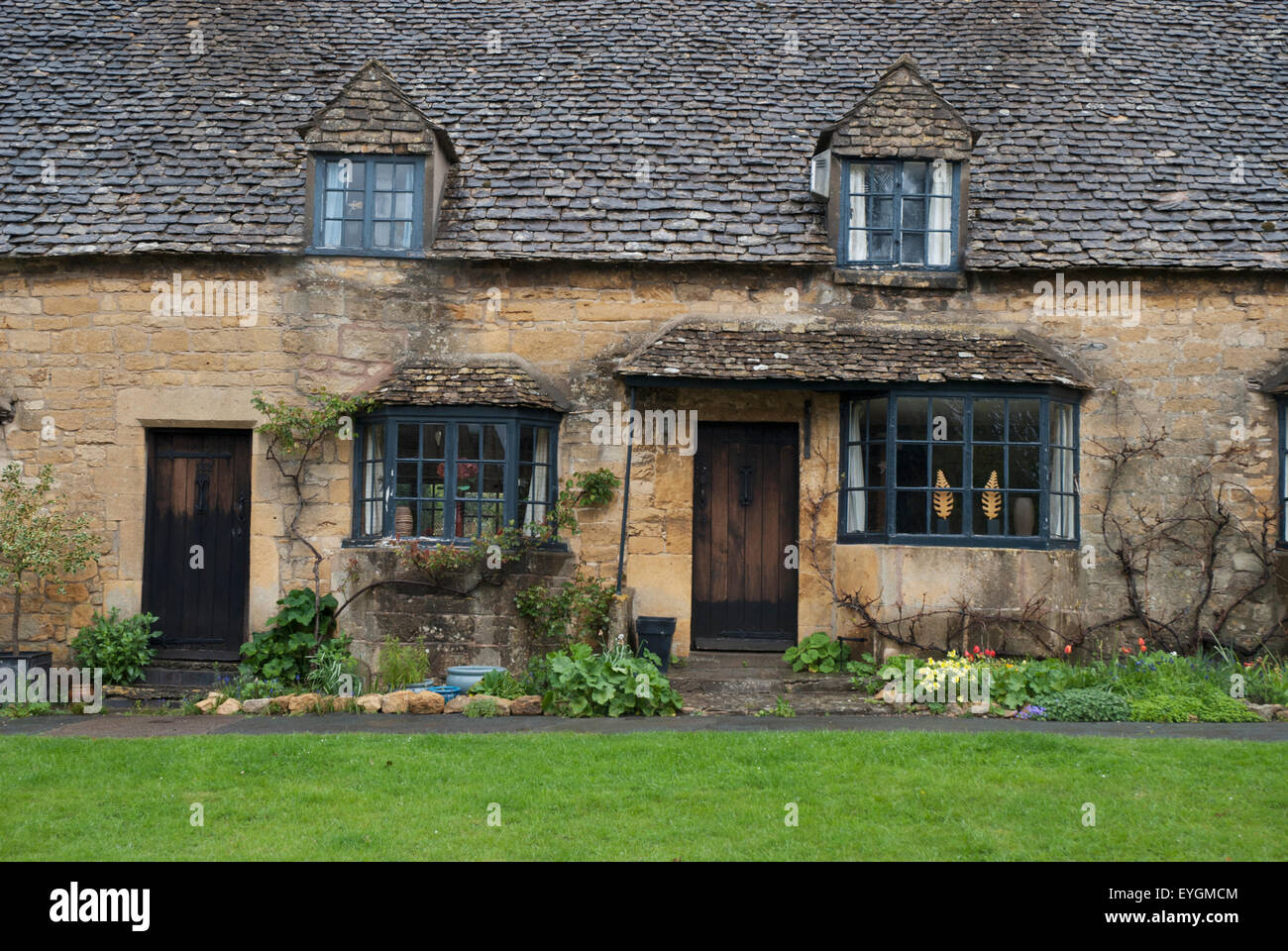 Cottage door rain hi-res stock photography and images - Alamy