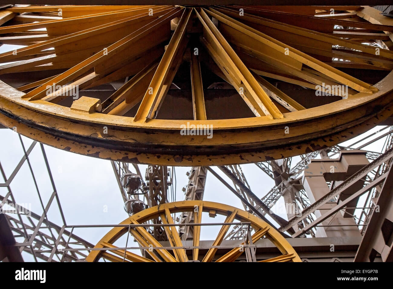 mechanism of lift with rotating wheels Stock Photo - Alamy