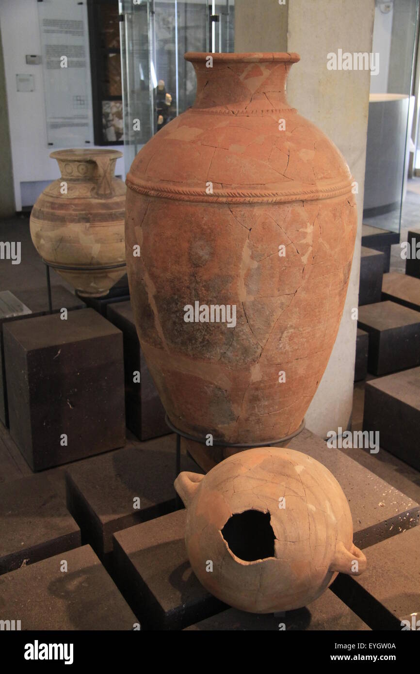 Burial jars from Tel Dan, Middle Bronze age, at the Skirball Museum of ...