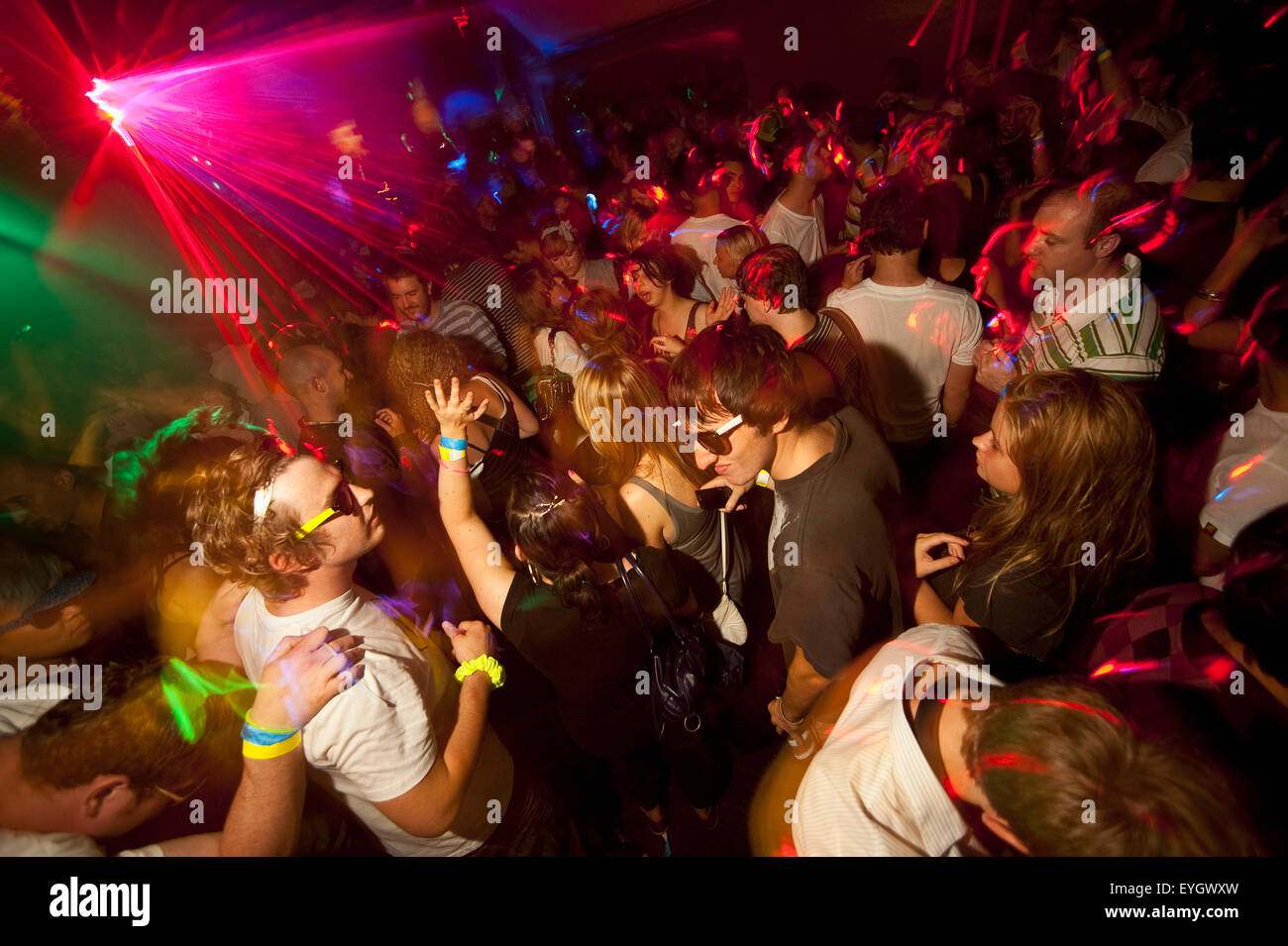 Girls clubbing uk hi-res stock photography and images - Alamy