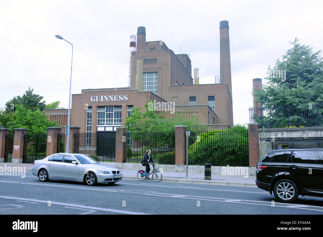 Traffic passing the Guinness storehouse building at St. James's Gate ...